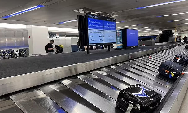 എയര്‍പോര്‍ട്ടിലെ ലഗ്ഗേജ് ബെല്‍റ്റില്‍ കുടുങ്ങി ബാലന്‍; കണ്‍വെയര്‍ ബെല് ...